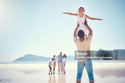 아버지와 함께 해변 가족과 소녀 비행기와 놀고 푸른 하늘을 배경으로 행복하고 평온하다 자유 비행 및 부모 조부모 및 형제 자매와 함께 바다 여행 또는 휴가를 보내는 자녀