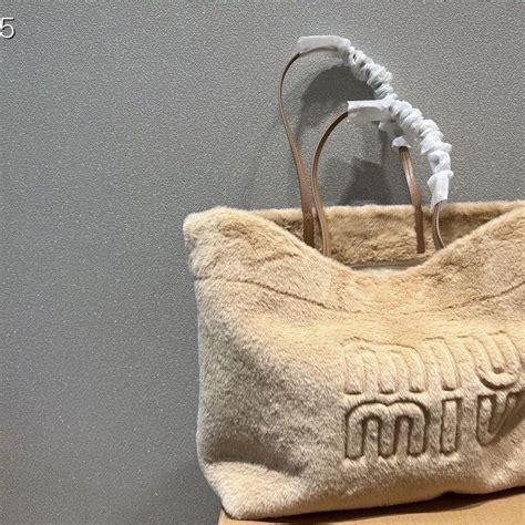 Сумка на плечо кросс боди Miu Miu купить с доставкой по выгодным ценам в интернет магазине