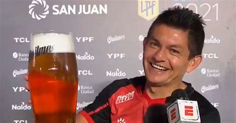 Show Del Pulga Rodríguez Tras El Título De Colón Festejo Con Un Vaso Gigante Un Pedido De