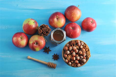 잘 익은 사과 헤이즐넛의 그릇 꿀의 항아리 아니 스와 계 피 막대기로 구성 0명에 대한 스톡 사진 및 기타 이미지 0명