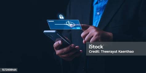 사업가 손가락 서명 휴대 전화 화면에 전자 서명 계약 개념 사이버 보안 디지털 서명 기술 종이 없는 리모컨을 통한 전화 화면 계약 경영자에 대한 스톡 사진 및 기타 이미지
