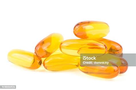 흰색 배경에 고립 된 생선 기름 캡슐 대구 간유 오메가 3 젤 캡슐 대구 간유에 대한 스톡 사진 및 기타 이미지 대구 간유 비타민 D 알파벳 D Istock