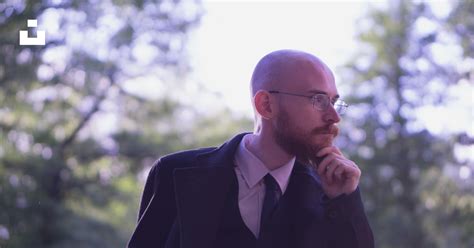 턱을 잡고 검은 코트를 입은 남자 사진 Unsplash의 무료 오슬로 이미지