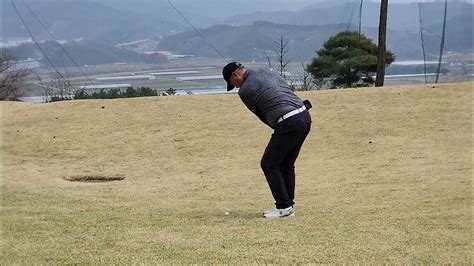 러프에공이팍혔을때 필살기😱골프레슨아이언레슨필드레슨골프골프존퍼터퍼팅퍼터레슨퍼팅레슨비거리레슨드로우샷페이드샷드라이버샷레슨루틴숏게임숏게임레슨필드숏게임