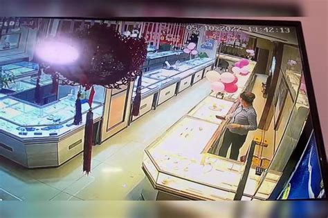 监控下的一幕猪来逛金店了但是没有提前通知隔着屏幕能感觉到小姐姐们的绝望 屏幕 姐姐 监控