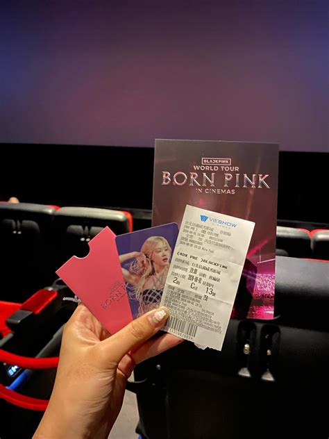 哈⋯感覺有點難開頭 因為看的是4dㄉ 整體來說真的很震撼 也再一次被整整兩個小時不間斷的演唱會驚艷到 在電影途中一直浮出「果然只有