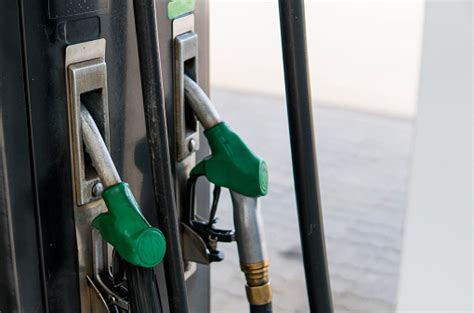 휘발유와 기름 디스펜서에 더러운 연료 노즐에 가스 주유소에서 디젤 닫습니다 패턴 휘발유 펌프 총 녹색 다채로운 스타일을 작성입니다 에너지입니다 0명에 대한 스톡 사진 및