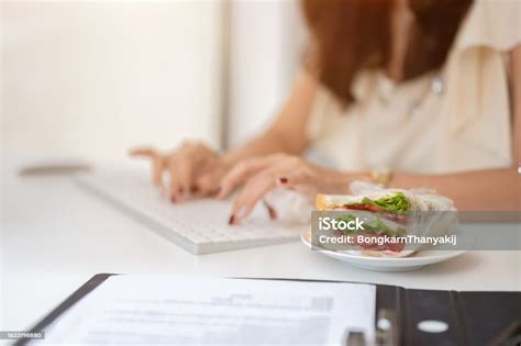 바쁜 사업가가 컴퓨터에서 일하는 동안 테이블 위에 샌드위치의 클로즈업 이미지 25 29세에 대한 스톡 사진 및 기타 이미지 25 29세 건강한 생활방식 건강한 식생활