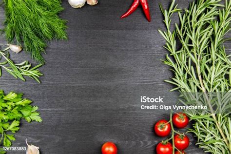 후추 토마토 딜 파슬리 마늘 어두운 나무 배경의 로즈마리와 구성 텍스트에 대한 여유 공간이있는 음식 배경을 요리합니다 복사 공간이 있는 상단 보기 개념에 대한 스톡 사진 및