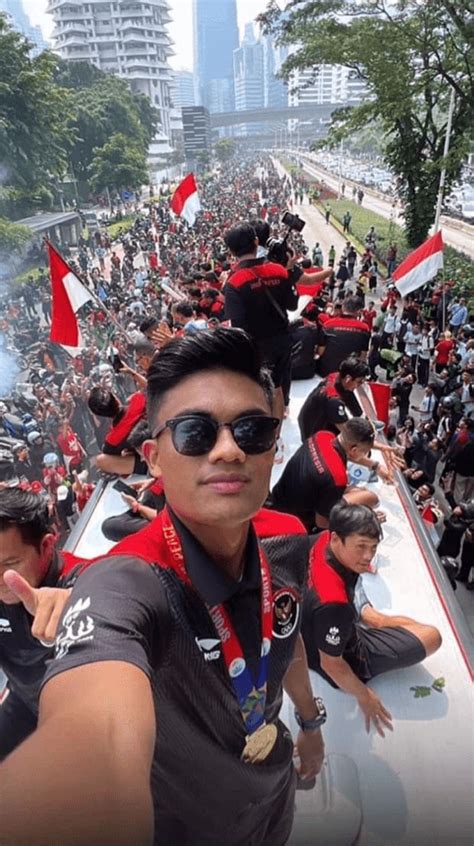 ប្រជាជនឥណ្ឌូនេស៊ីរាប់ម៉ឺនាក់ នាំគ្នាចូលរួមដង្ហែ អបអរក្រុមកីឡាករ ឈ្នះមេដាយមាស ពេញទីក្រុងហ្សាកាតា