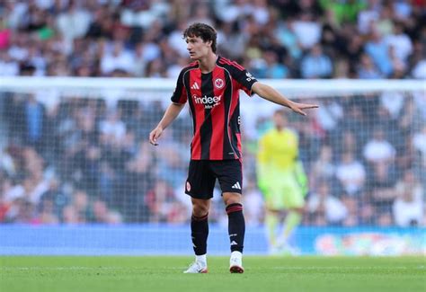 Eintracht Transferiert Offensiv Talent Für Millionensumme