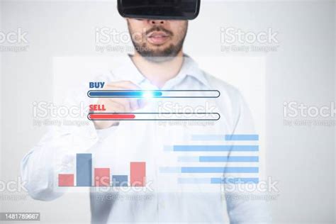 가상 현실 헤드셋 또는 가상 화면으로 작업하는 3d 안경을 쓴 사업가 30 34세에 대한 스톡 사진 및 기타 이미지 30 34세 가격 개선 Istock