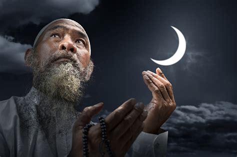 흰 모자를 쓰고 수염을 기른 무슬림 남자가 손에 염주를 들고 기도하고 있다 Tasbih에 대한 스톡 사진 및 기타 이미지 Tasbih 개념 경관 Istock