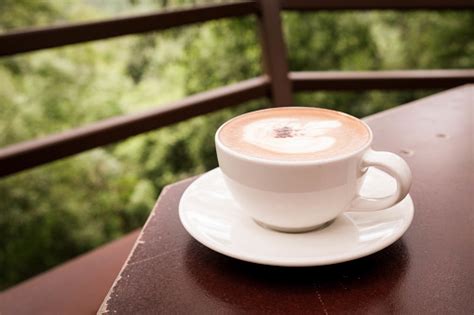 뜨거운 카푸치노 나무 테이블에 커피 한잔과 함께 아름 다운 라 떼 아트 0명에 대한 스톡 사진 및 기타 이미지 0명 갈색 디자인 Istock