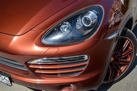 전면 크 세 논 전조 등 Drl 및 휠 보기 갈색 색상에 포 르 쉐 카이엔 958 2013 밝은 여름 날에 판매 전에 청소 후 회색 벽 배경 0명에 대한 스톡 사진 및 기타