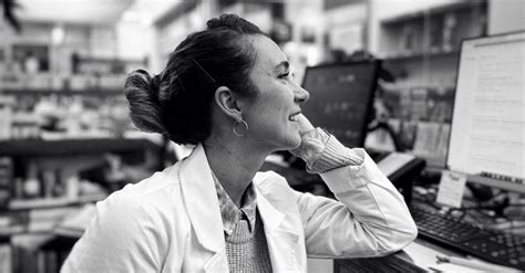 실내 건강 건강 전문가 건강과 웰빙 경력 고객 서비스 미소 짓는 블랙 앤 화이트 상점 상점 인테리어 서비스 서비스업 소매 약국 소매업 실험복