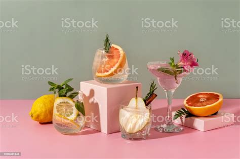 배 자몽 레몬 다양한 과일을 가진 하드 셀처 칵테일 녹색 배경에 상쾌한 다채로운 여름 음료 정물 사진에 대한 스톡 사진 및 기타 이미지 Istock