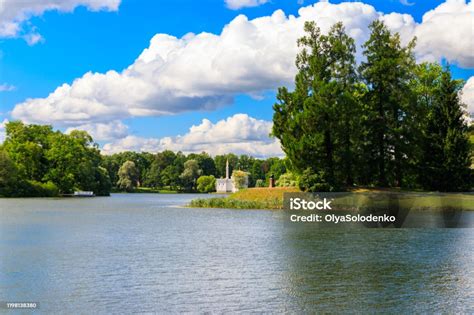 러시아 푸쉬킨 차르스코예 셀로의 캐서린 공원 해안에 터키 식 목욕탕 파빌리온이있는 큰 연못 0명에 대한 스톡 사진 및 기타 이미지 Istock