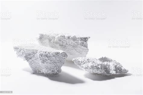 거품 스티로폼의 흰색 연단을 흰색 돌 모형으로 예술하여 프리젠 테이션을하고 화장품이나 제품을 그림자가있는 밝은 빛으로 보여줍니다 간단한 최소 스타일의 템플릿 장면 0명에