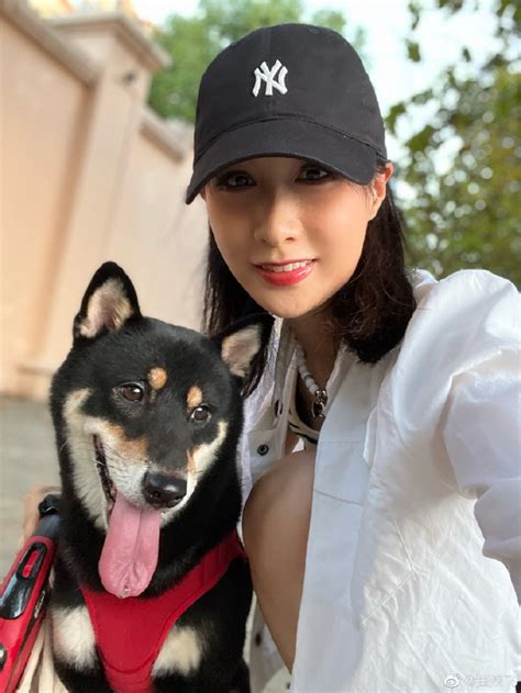 雷佳音妻子翟煦飞晒近照 女儿穿老虎服饰婆婆罕见出镜新浪图片