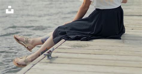 적운 구름 아래 부두에 앉아있는 여자 사진 Unsplash의 무료 여자 이미지