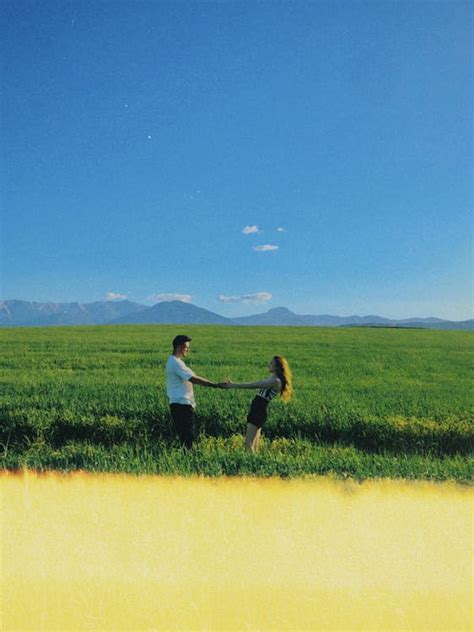 푸른 앙카라 풍경 속의 로맨틱한 커플 · 무료 스톡 사진