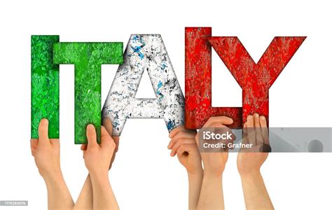 이탈리아 국기 색관광 여행 국가 개념 고립 된 흰색 배경에 이탈리아를 형성하는 나무 편지 문자를 들고 있는 사람들 팔 이탈리아에 대한 스톡 사진 및 기타 이미지 Istock