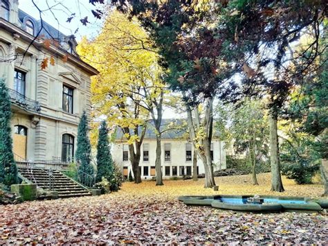 Premium Photo Building With Trees In Background