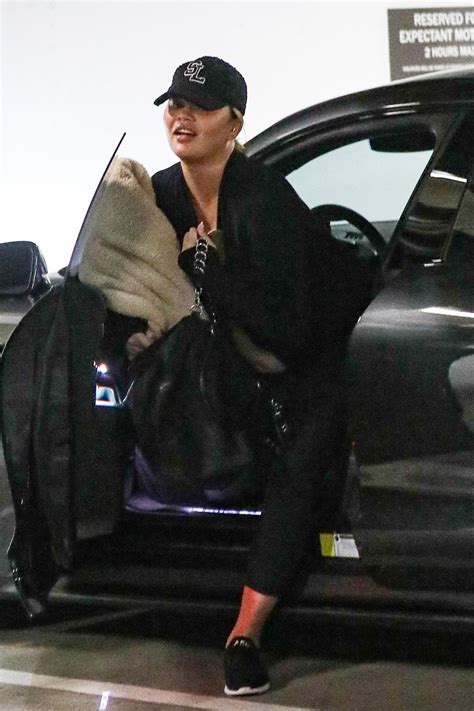 Pregnant Chrissy Teigen Out In Beverly Hills 12162022 Hawtcelebs