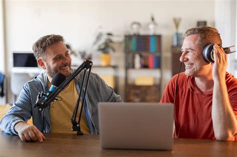 노트북 헤드폰과 마이크가 있는 녹음 스튜디오의 남성 팟캐스터 인플루언서 남자에 대한 스톡 사진 및 기타 이미지 남자 팟캐스팅 남자들만 Istock