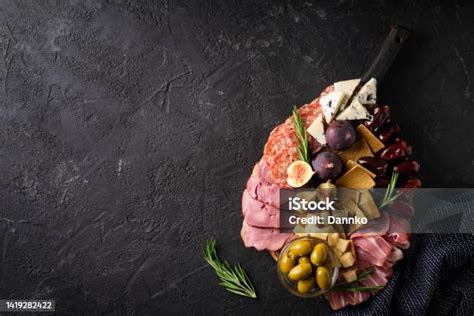 검은 배경에 고기 치즈 및 스낵 플레이트 보드 및 그리시니 치즈에 대한 스톡 사진 및 기타 이미지 치즈 와인 햄 Istock
