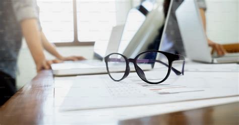 스타트 업 비즈니스 팀 브레인 스트로 분석 및 회의를 통해 비즈니스 프로젝트 및 전략을 계획하고 목표를 달성합니다 사진 Unsplash의 회의 이미지