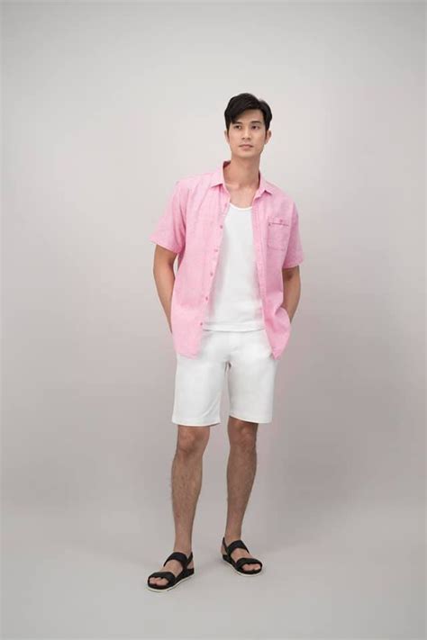 6 วิธี แต่งตัวผู้ชาย ด้วยเสื้อผ้าสีขาว เทา ดำ I โดดเด่นในความเรียบง่าย ที่แต่งตามได้ไม่ยาก