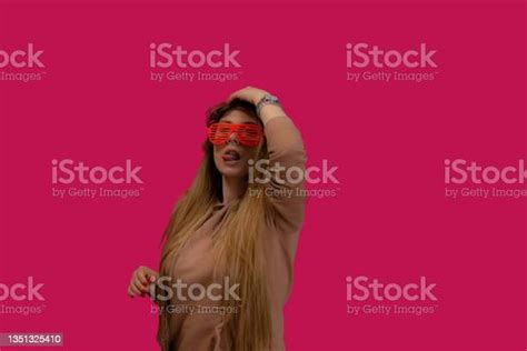 색칠한 배경을 가진 한 젊은 여성의 미친 초상화가 선글라스와 겨울 모자를 들고 전화를 들고 셀카를 찍고 있습니다 20 29세에 대한 스톡 사진 및 기타 이미지 Istock
