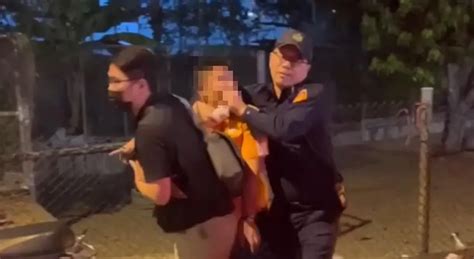 台中失控男曾被強制送醫 深夜又與宮廟遶境人員爆全武行 警直接摀嘴帶離 中天新聞網
