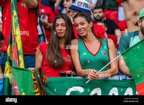 Female Portugal Fans Georgien Vs Portugal Herren Fussball 3