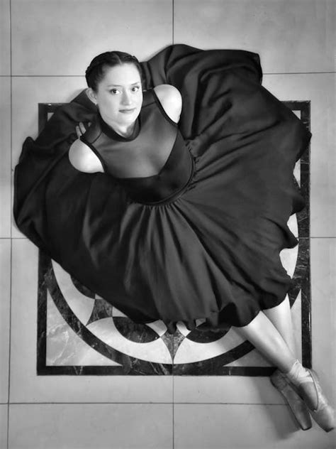 실내 고요함 공연 광장 구성 균형 기하학 대조 댄스 드레스 바닥 발레 발레리나 불꽃 블랙 앤 화이트