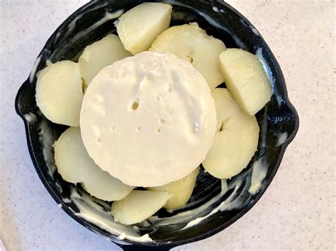 【シェフ三國のワンパンカマン】カマンベール丸ごとド～ン！生ハムもオンの「とろっとろチーズグラタン」に挑戦！ 『あたらしい日日』 こんな時代