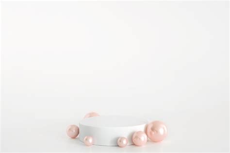 흰색 배경에 파스텔 핑크 진주와 흰색 연단 간단한 기하학적 형태 제품 화장품 프리젠 테이션연단 창조적 인 조롱 미용 제품을 위한 받침대 또는 플랫폼 진주에 대한 스톡 사진