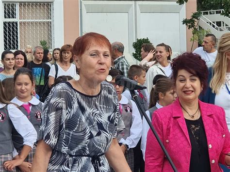 Учебната годината стартира тържествено в ОУ „Елин Пелин“ СНИМКИ Черноморски фар новини от