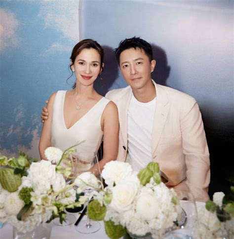 韩庚与妻子同框出席活动 卢靖姗一袭白裙优雅迷人 搜狐大视野 搜狐新闻
