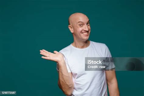 측면에 손을 잡고 대머리 쾌활한 남자의 초상화는 측면에 제스처를 보여줍니다 공간을 복사 남자에 대한 스톡 사진 및 기타 이미지 남자 다양 한 명의 남자만 Istock