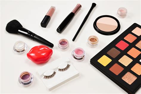 화장품 뷰티 제품 아이 섀도우 안료 립스틱 브러쉬 및 도구를 갖춘 전문 메이크업 제품 텍스트 또는 디자인을 위한 공간입니다 개념에 대한 스톡 사진 및 기타 이미지 Istock