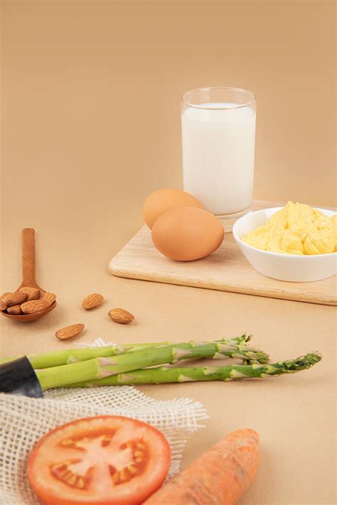 유토이미지 채식주의달걀과 우유가 담긴 접시와 야채들