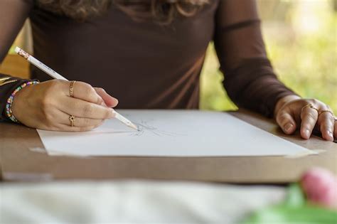 Artista Dibujando A Lápiz Mujer Dibujando Bocetos Arte Pintura Para