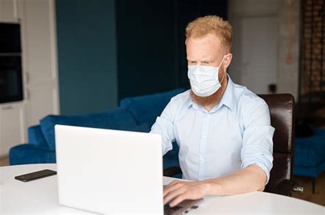 노트북을 사용하여 보호 의료 마스크를 착용 농축 빨간 머리 수염 남자 1개월에 대한 스톡 사진 및 기타 이미지 1개월