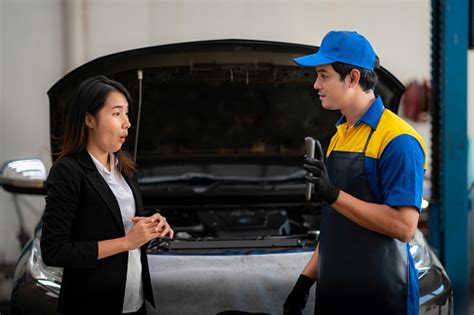 아시아 남자 정비사와 여자 고객 논의 수리 에 그녀의 차량 2명에 대한 스톡 사진 및 기타 이미지 2명 검사 보기 고객 Istock