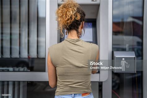 신용카드를 사용하고 Atm에서 현금을 인출하는 여성 30 34세에 대한 스톡 사진 및 기타 이미지 30 34세 구매 금융 Istock