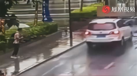 这么开车违法！雨天开车轧水溅湿路人被罚200元凤凰网视频凤凰网