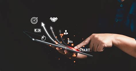 디지털 태블릿에서 현대 가상 인터페이스에서 아이콘 비즈니스 및 네트워크 연결과 시작 개념 사람들은 태블릿에 손을 대고 있습니다 현대 기술로 조직을 개발하고 개선합니다 40